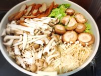 【めんつゆと水だけで鍋を煮込む】めんつゆ万能説は本当だった！手抜きで簡単おいしいきのこ鍋！ | みらケロ